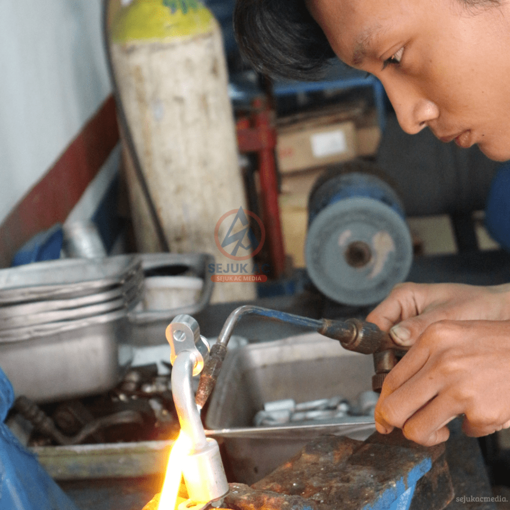 Mengenal Fungsi Pipa AC Mobil, Ciri Bocor, & Solusi Perbaikannya - SEJUK AC