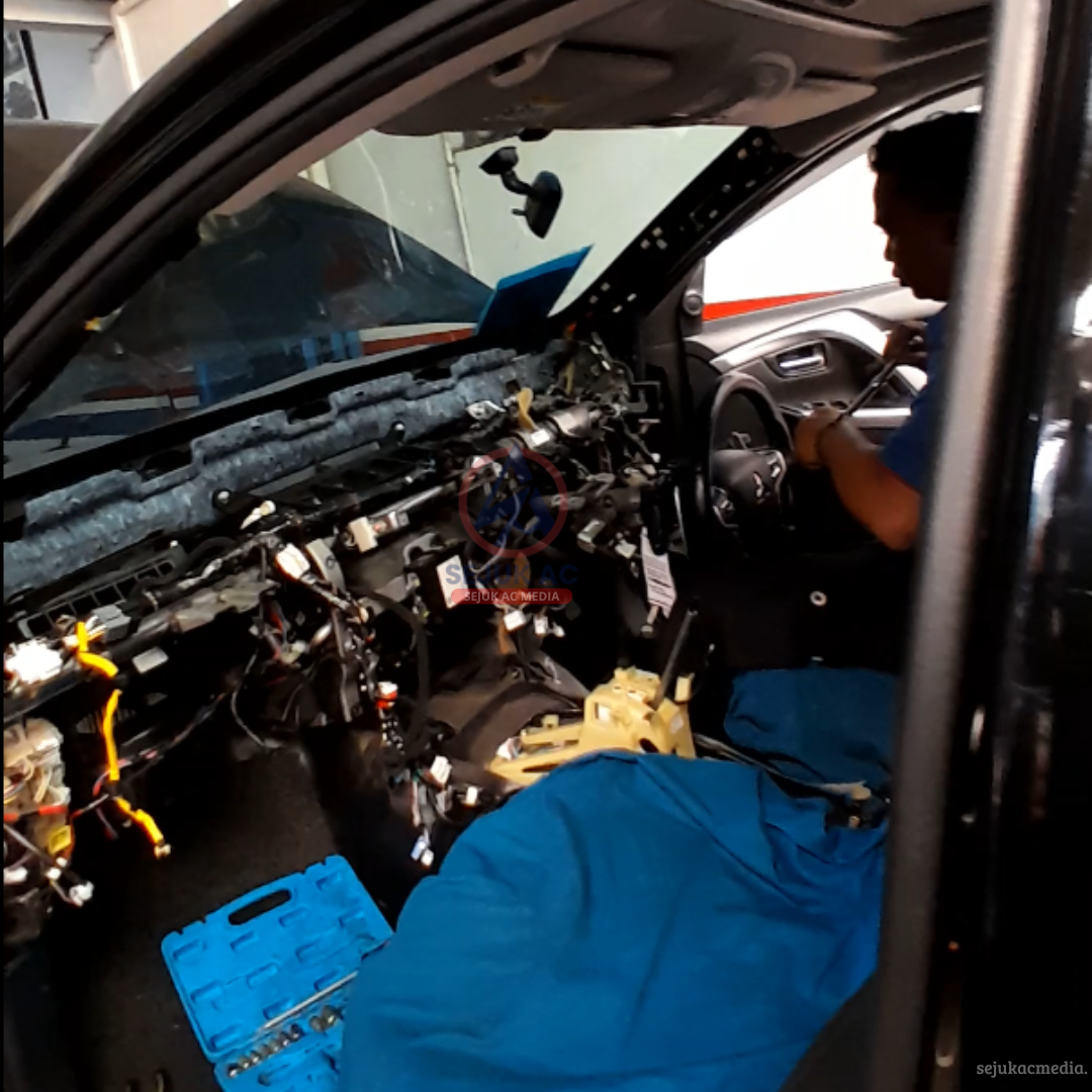 AC Mobil Bau Gosong? Waspada 5 Penyebab & Segera Matikan! - SEJUK AC